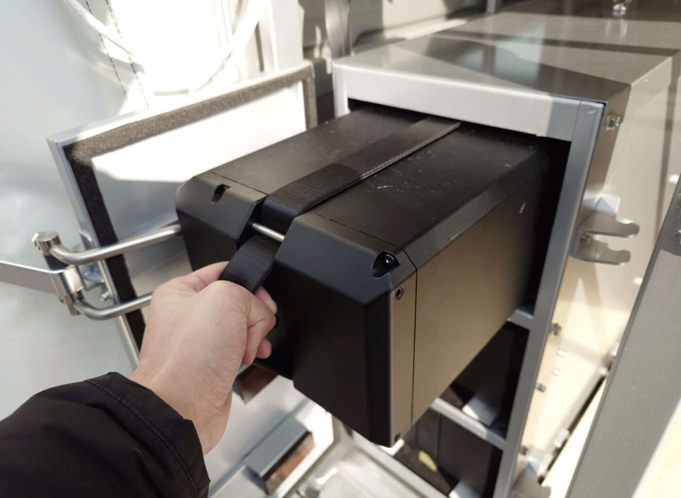 【プレスリリース】豊田通商とAZAPAが既存ガソリン車両をベースとしたバッテリー交換式コンバージョンEVおよび付随設備の開発を完了し脱炭素型物流モデルの実証を実施 | AZAPA株式会社